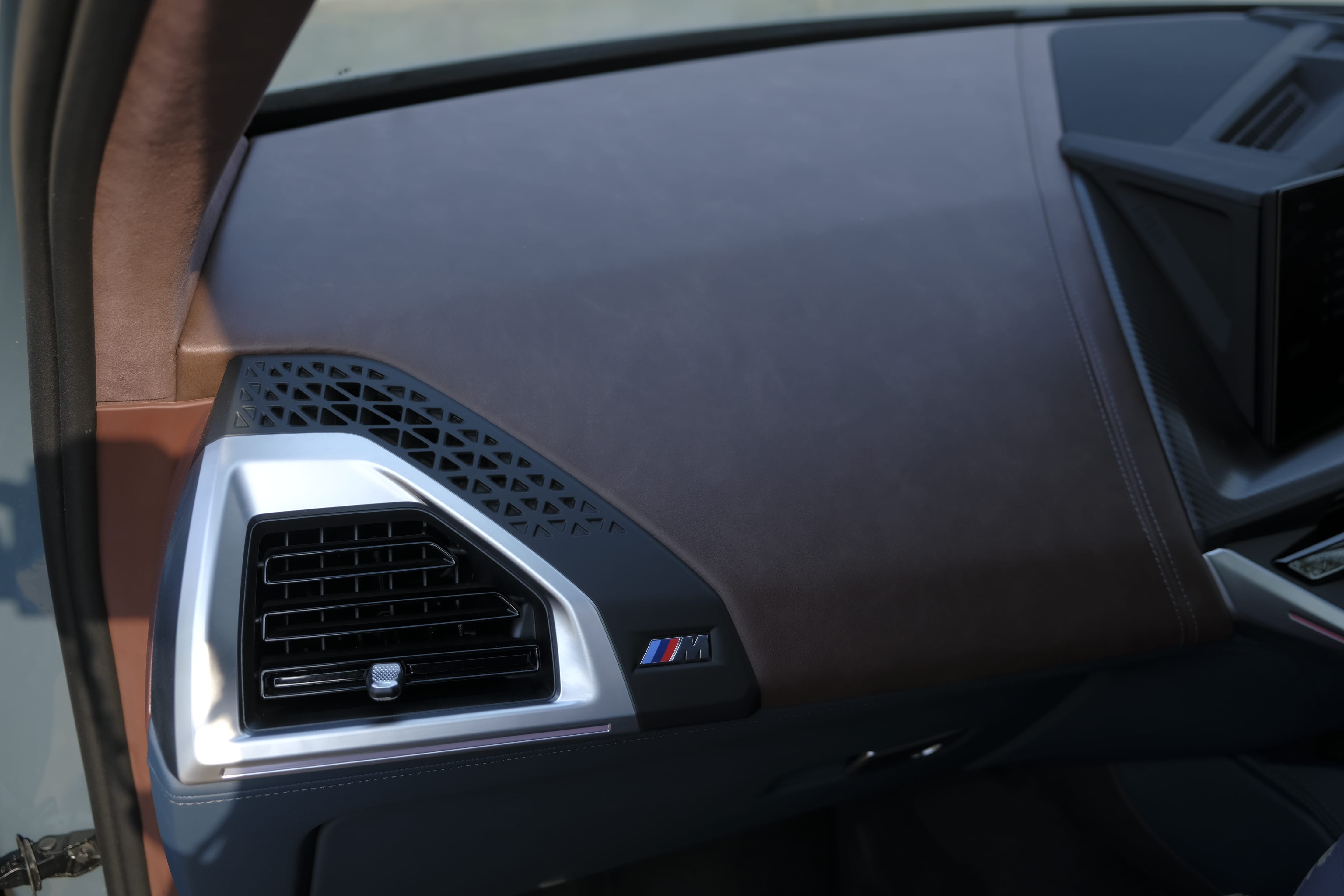 BMW XM Interior Colours Brown Image – XM Photos in India | Autocar India