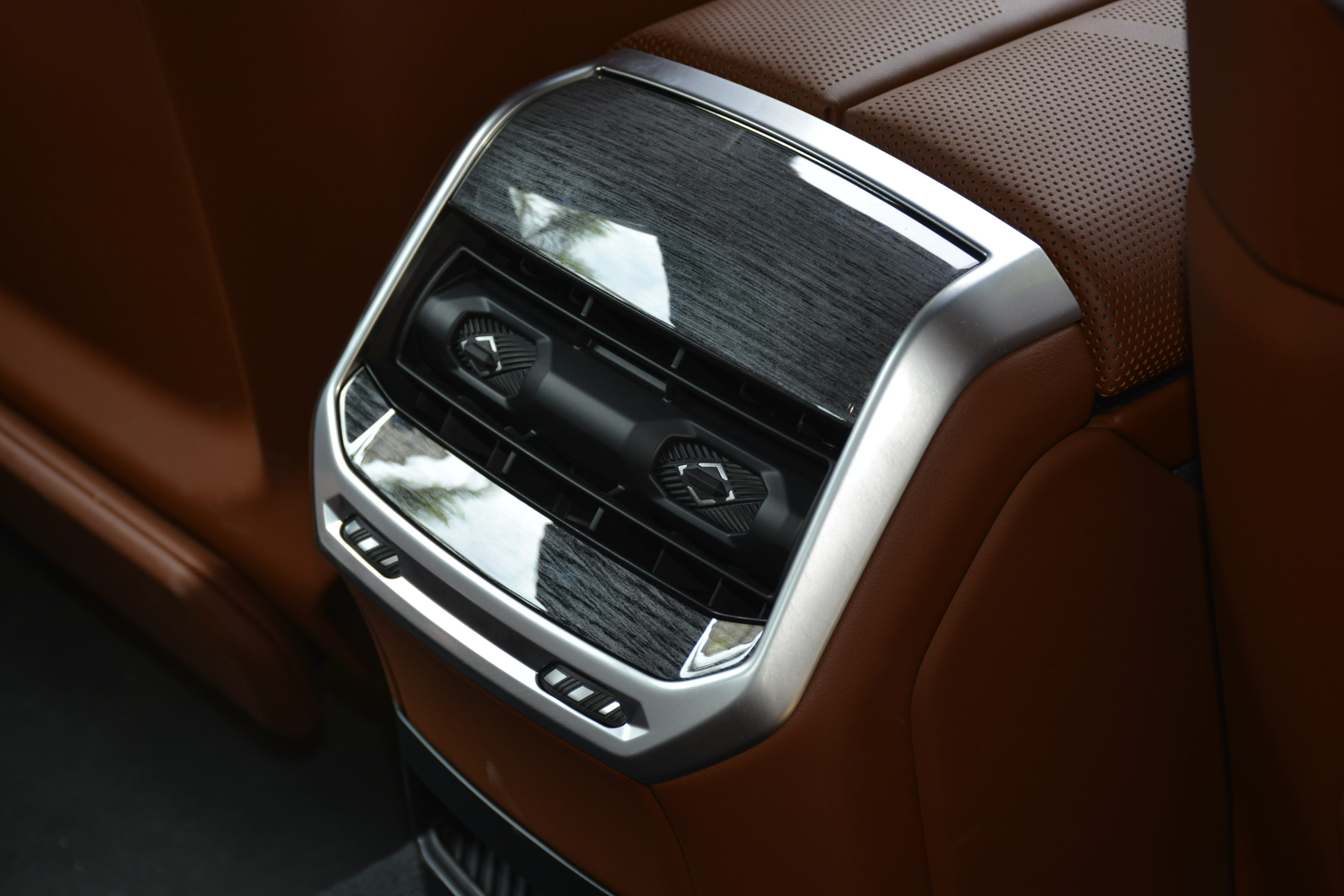 BMW i7 Second Row Seats Image – i7 Photos in India | Autocar India