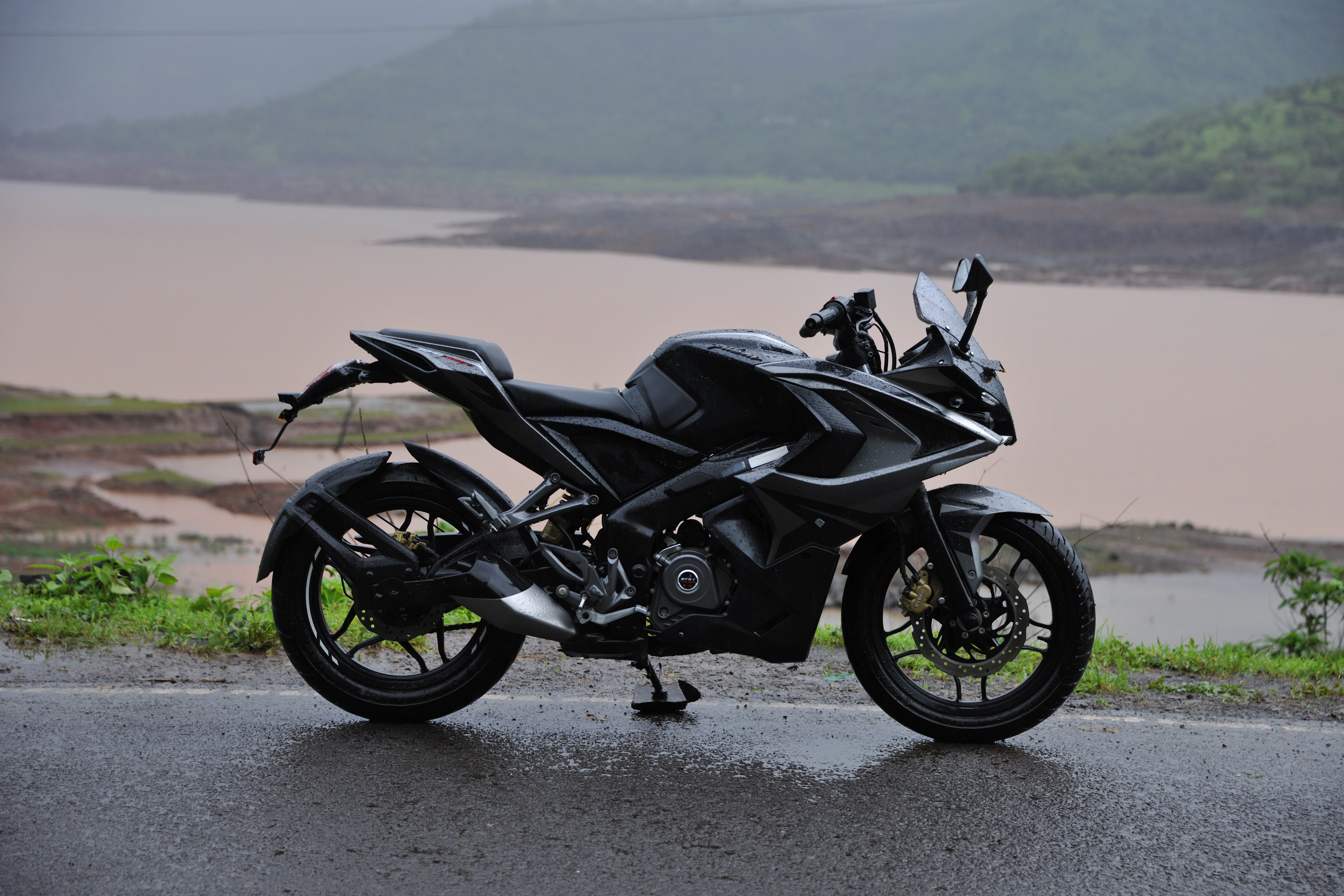 Bajaj Pulsar RS200 Color Black Image – Pulsar RS200 Photos in India ...