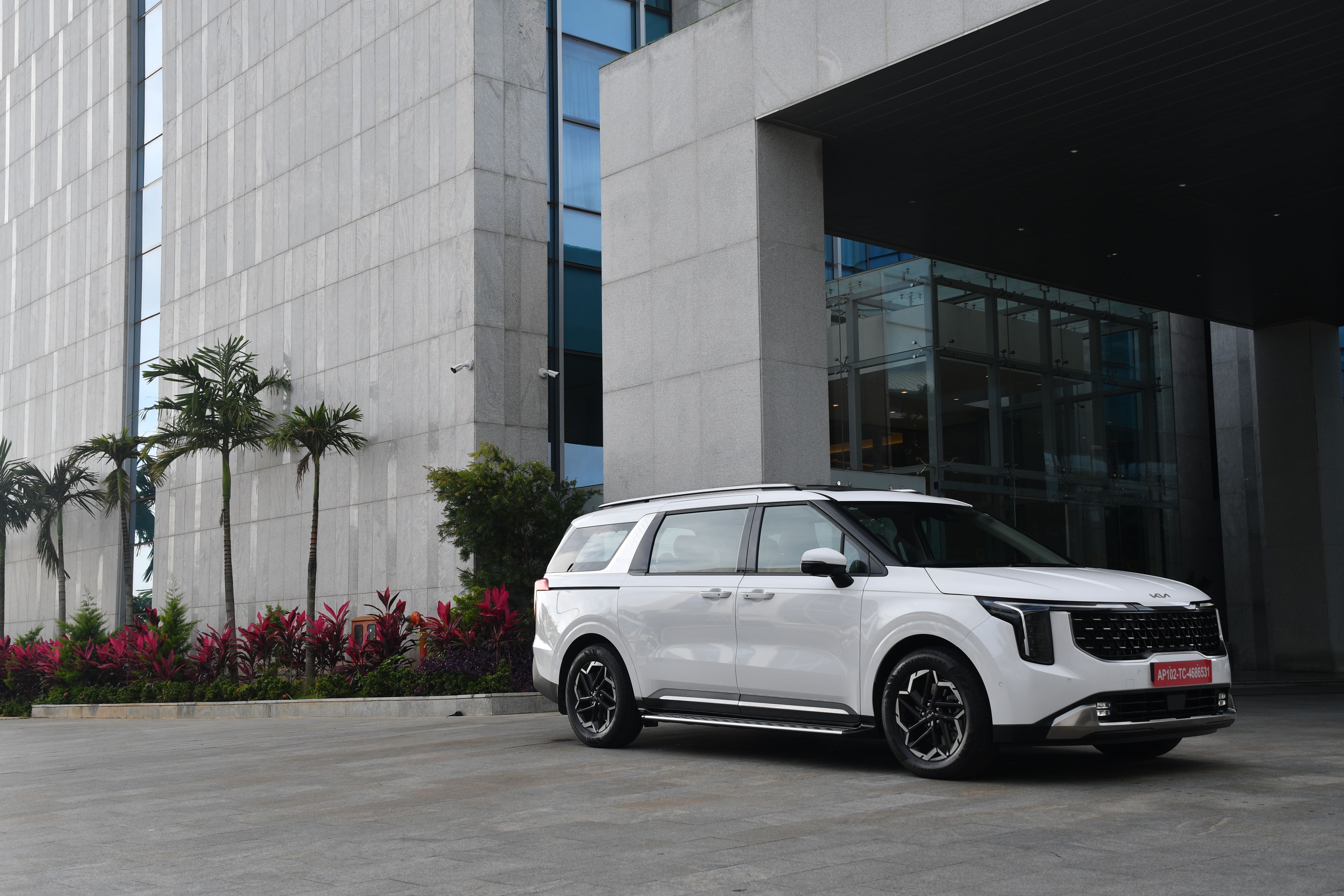 Kia Carnival Specifications - Dimensions, Configurations, Features, and ...