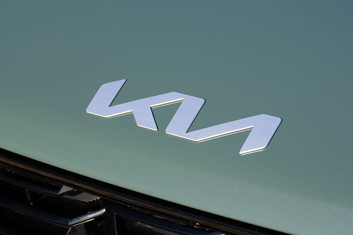 Kia Sorento Front Logo Image – Sorento Photos in India | Autocar India