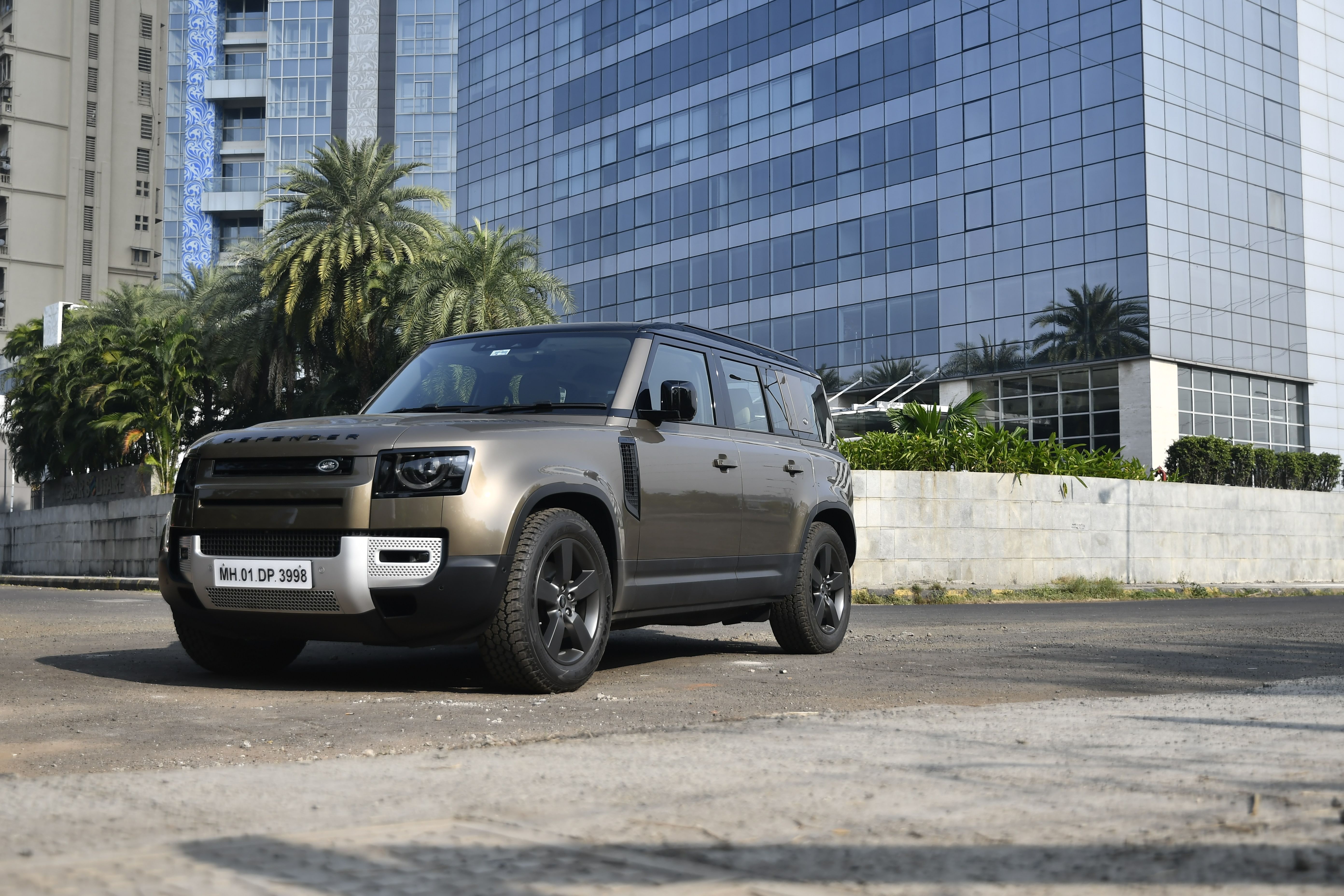 Land Rover Defender 110 On Road Price in Thane Starts at 1.04 crore ...