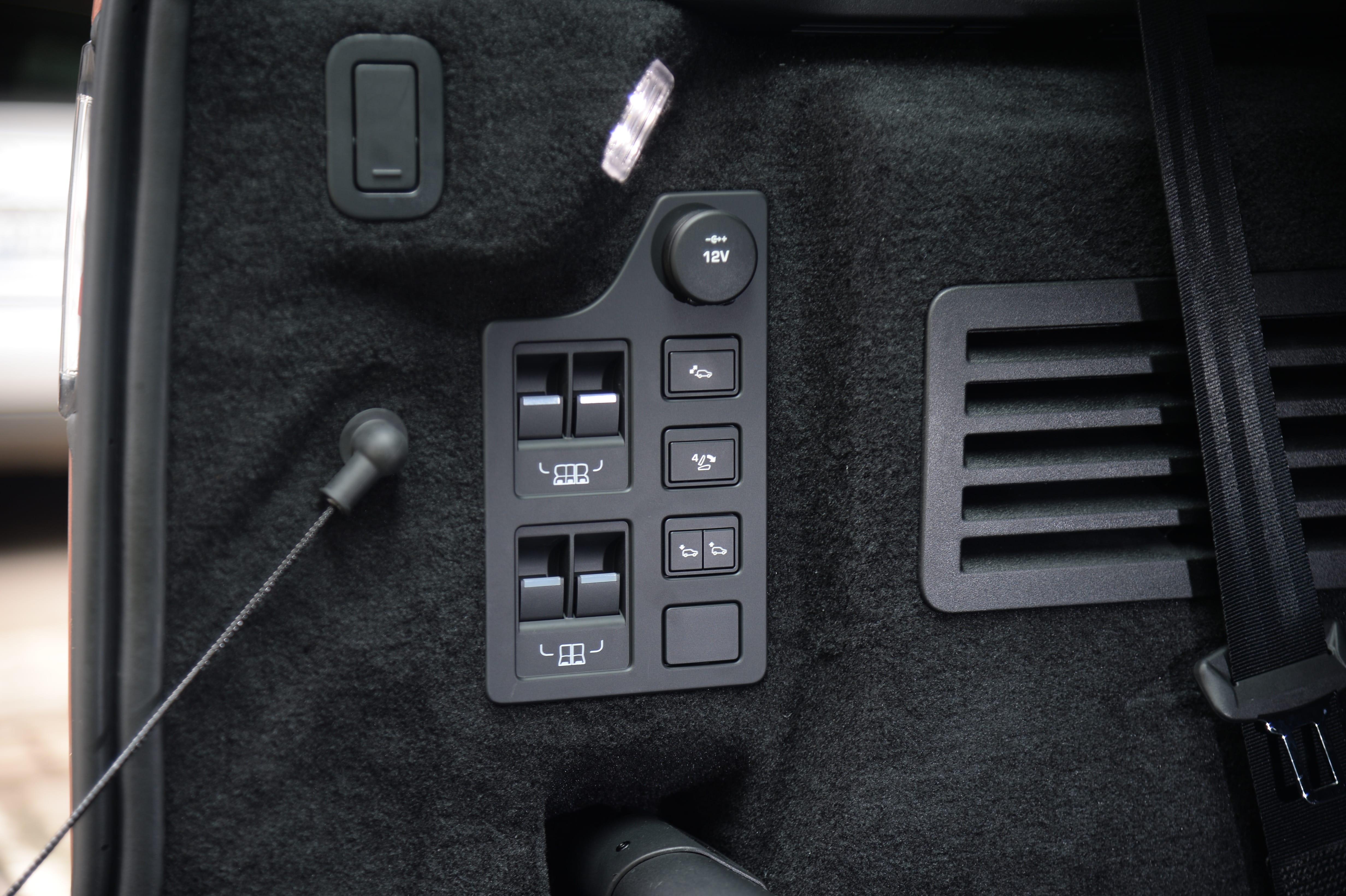 Land Rover Discovery Door Controls Image – Discovery Photos in India ...
