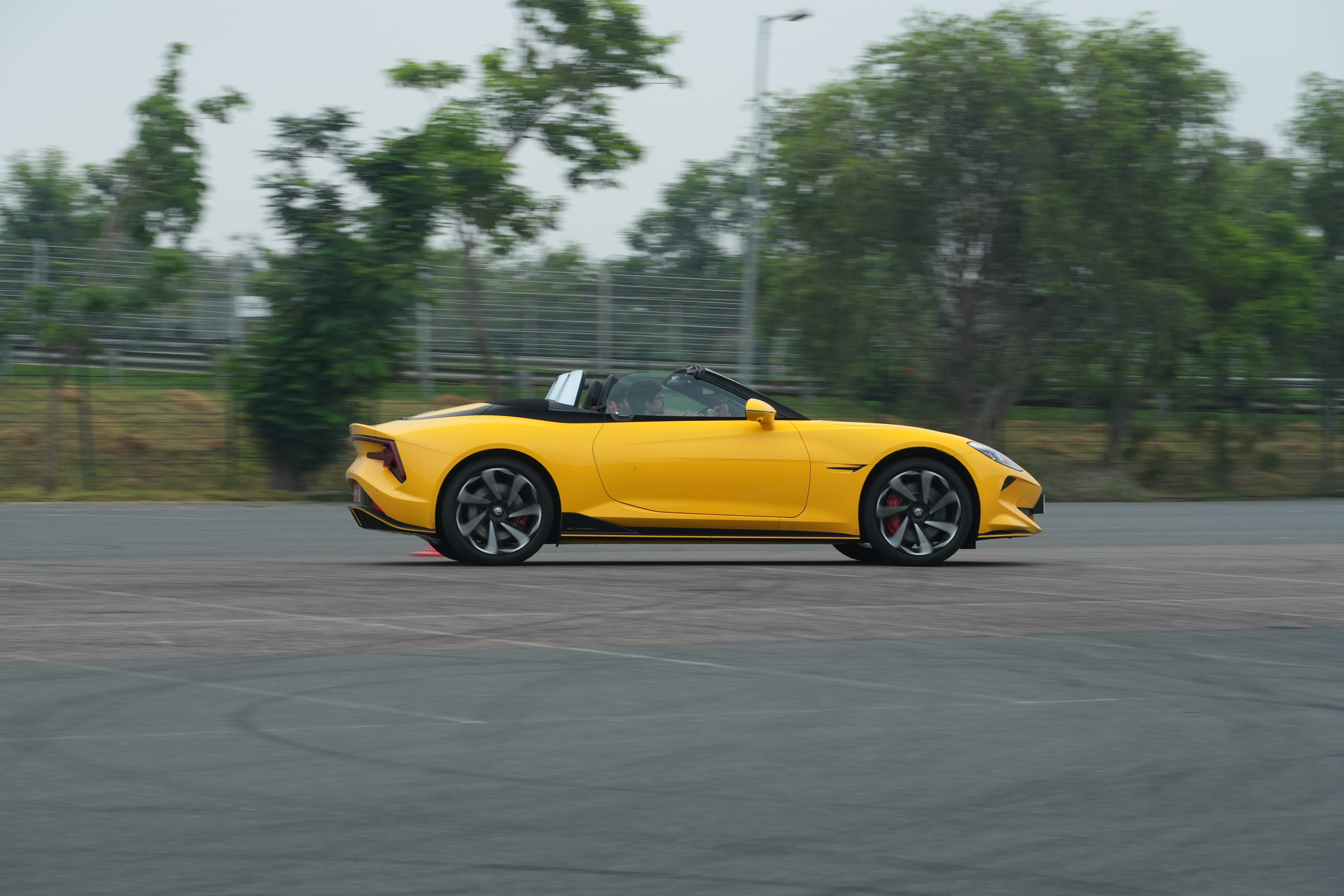 MG Cyberster Color Yellow Image – Cyberster Photos in India | Autocar India