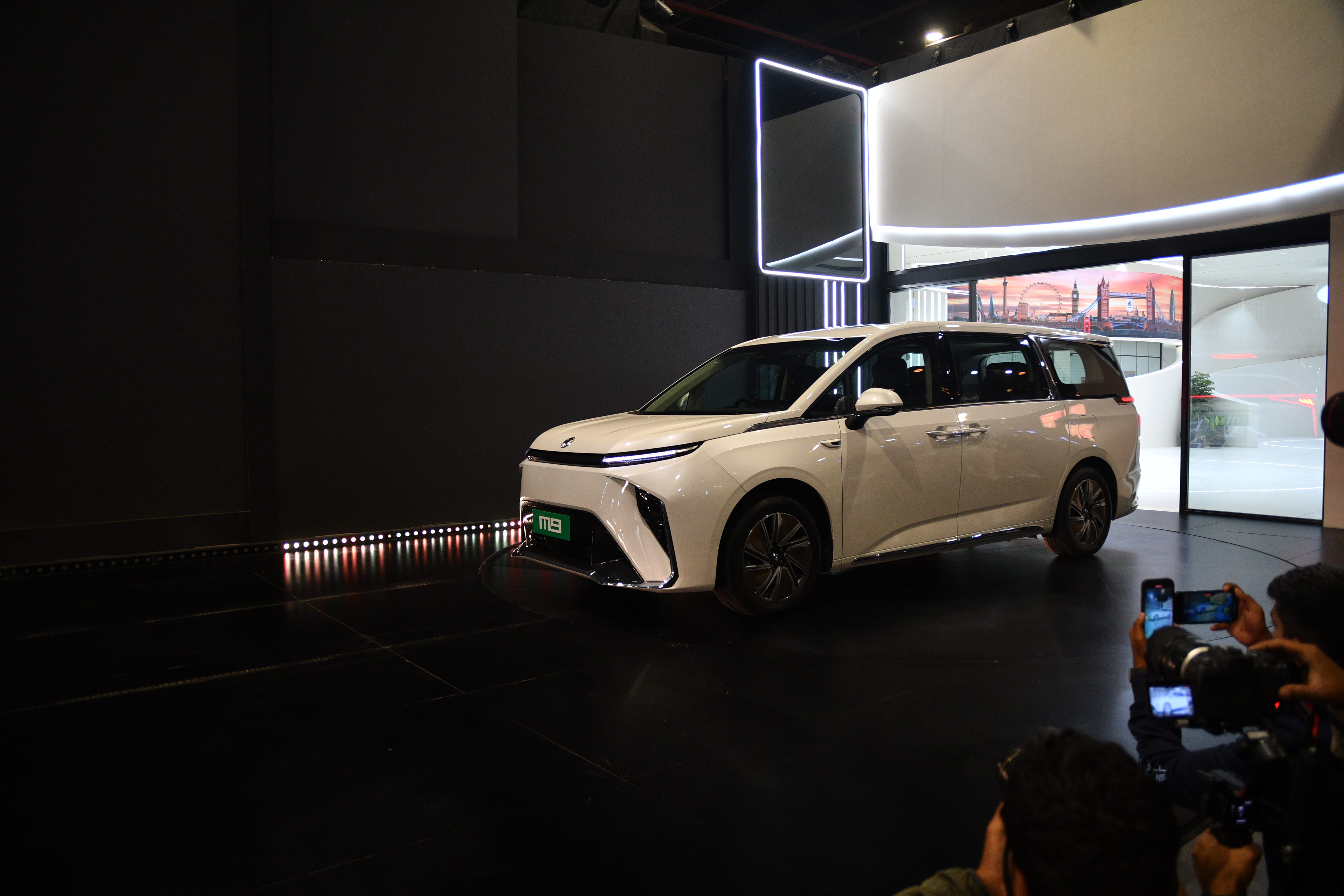 MG M9 Color Pearl Lustre White With Black Roof Image – M9 Photos in ...