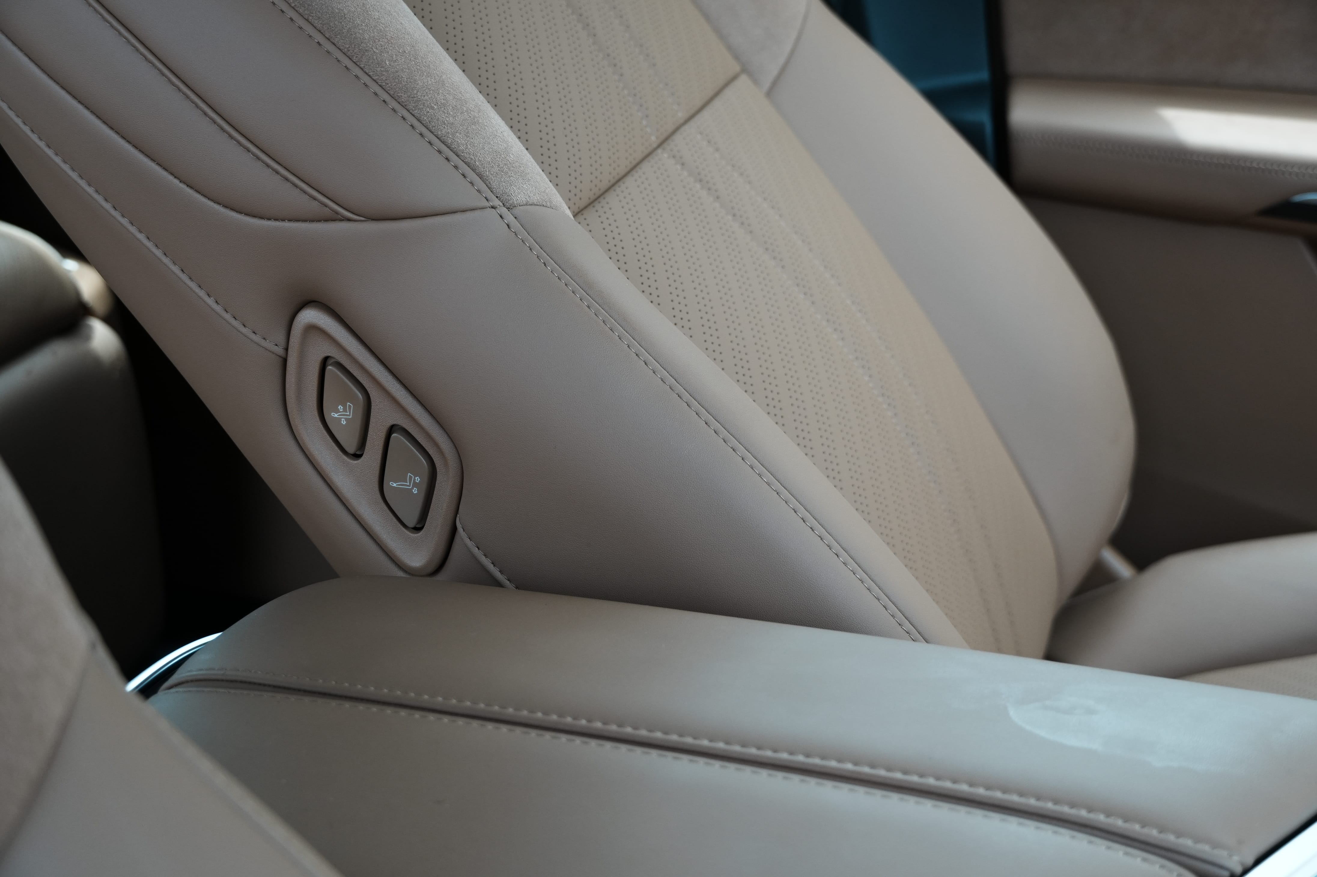 MG M9 Color Beige Image – M9 Photos in India | Autocar India