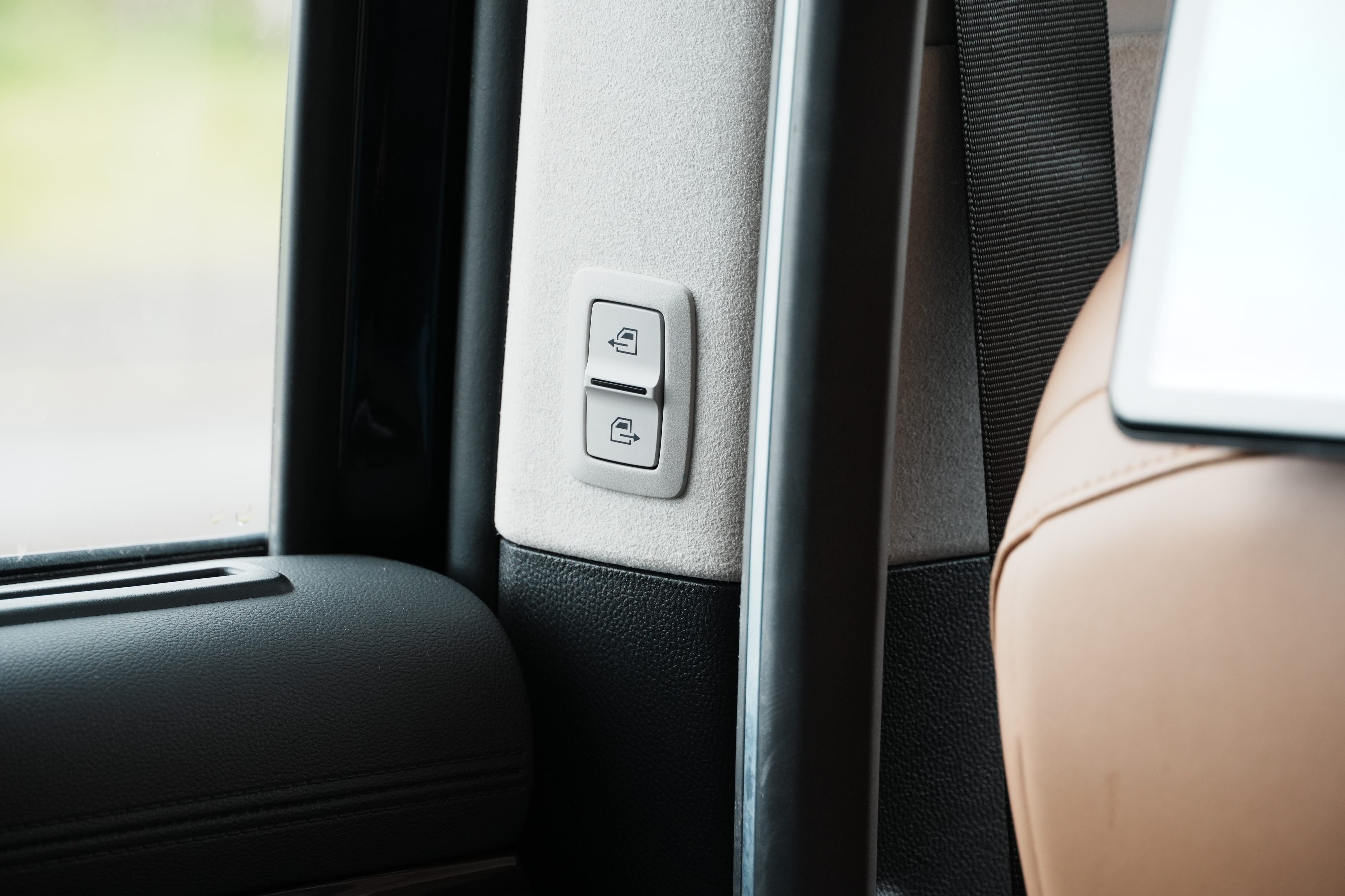MG M9 Door Controls Image – M9 Photos in India | Autocar India