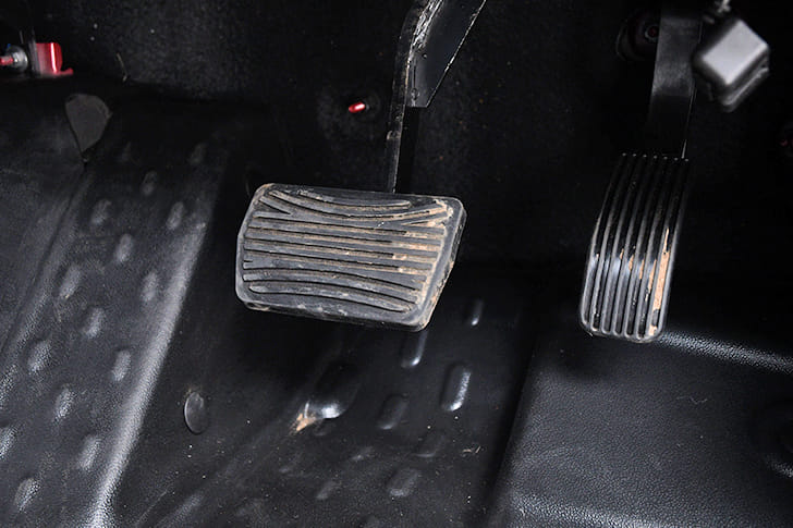 Mahindra Thar Foot Controls Image – Thar Photos in India | Autocar India