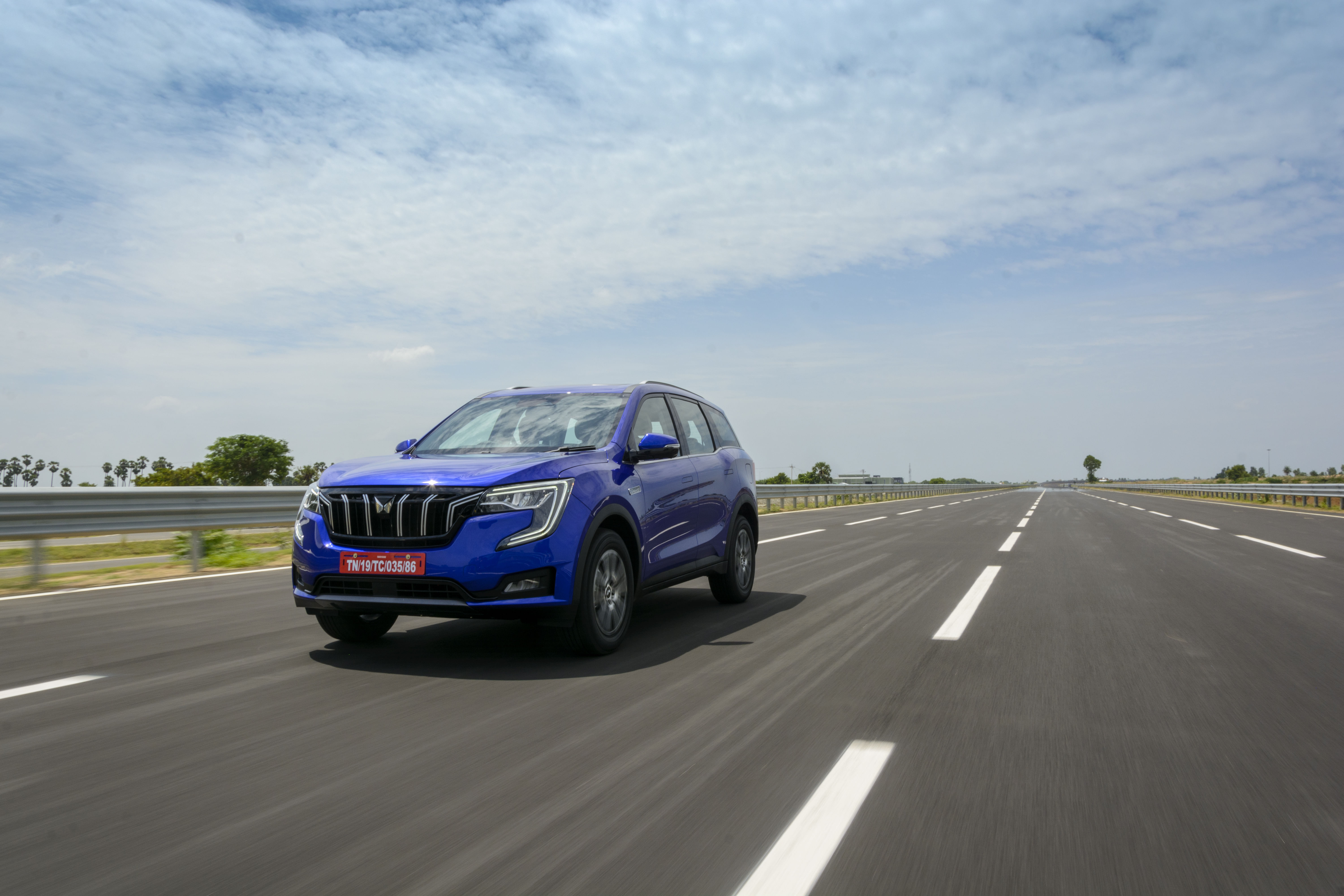 Mahindra XUV700 Price, Images, Features, Mileage, Colours & Reviews ...