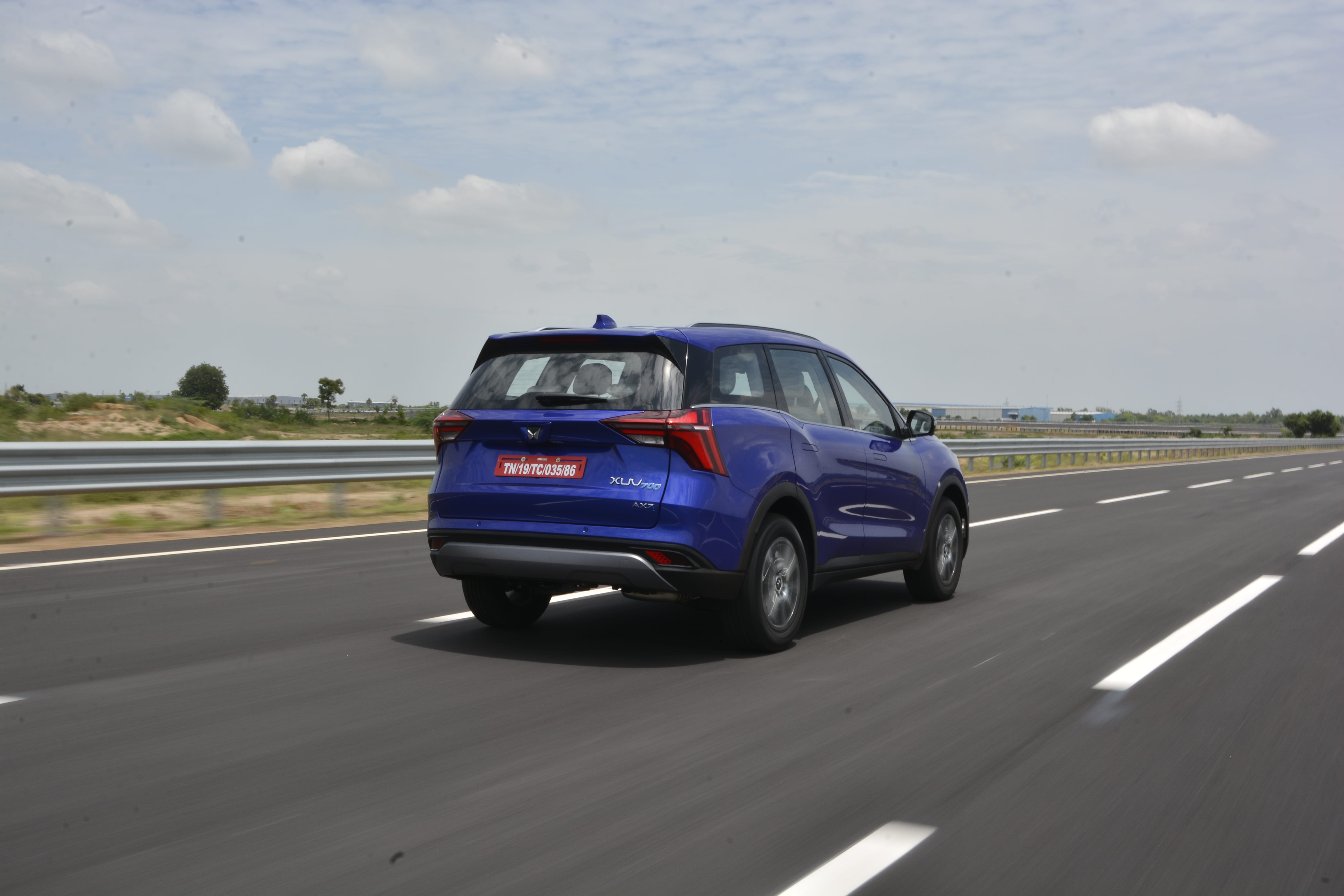 Mahindra XUV700 Rear View Image – XUV700 Photos in India | Autocar India