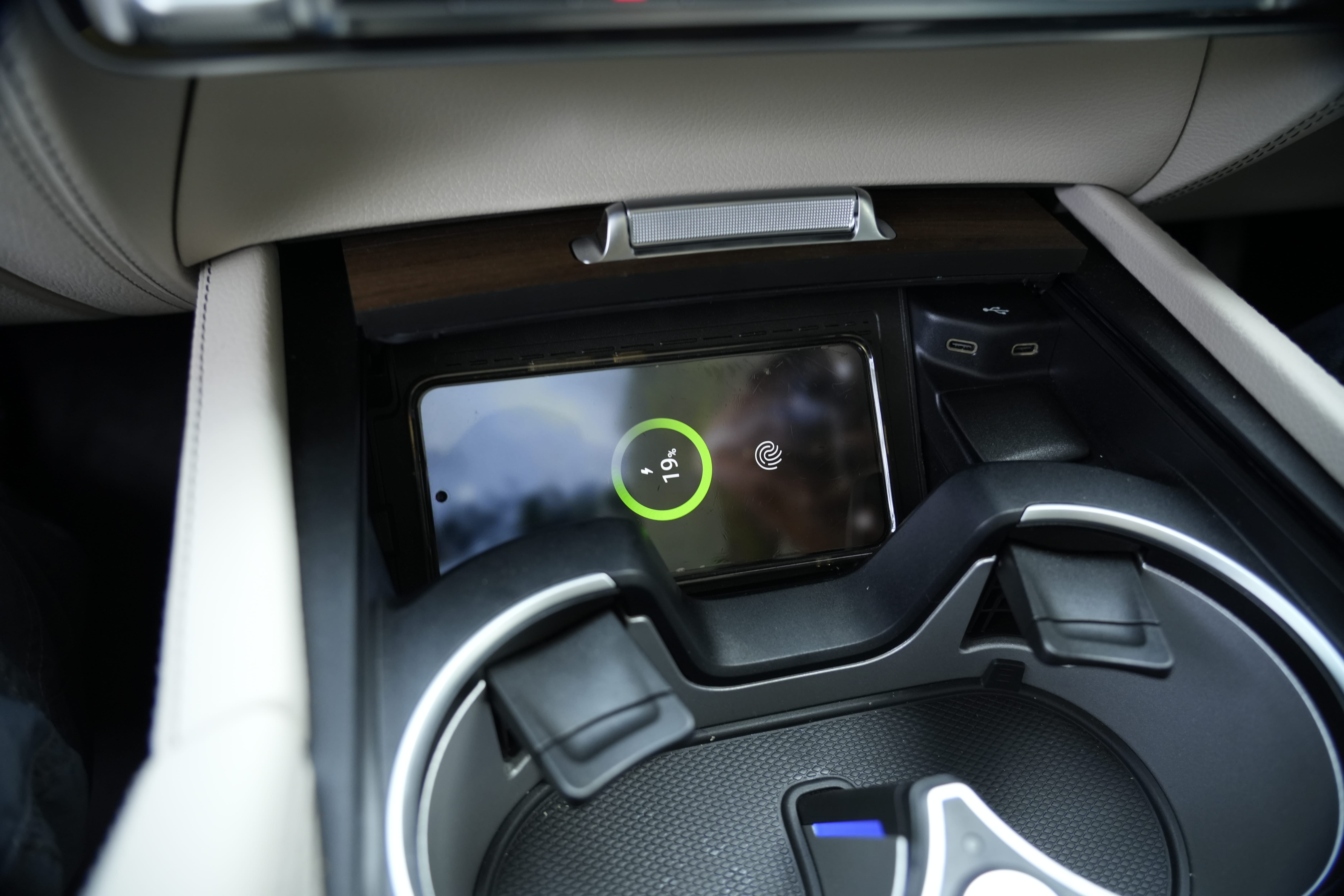 Mercedes-Benz GLE center-console-cup-holders Image – GLE Photos in ...