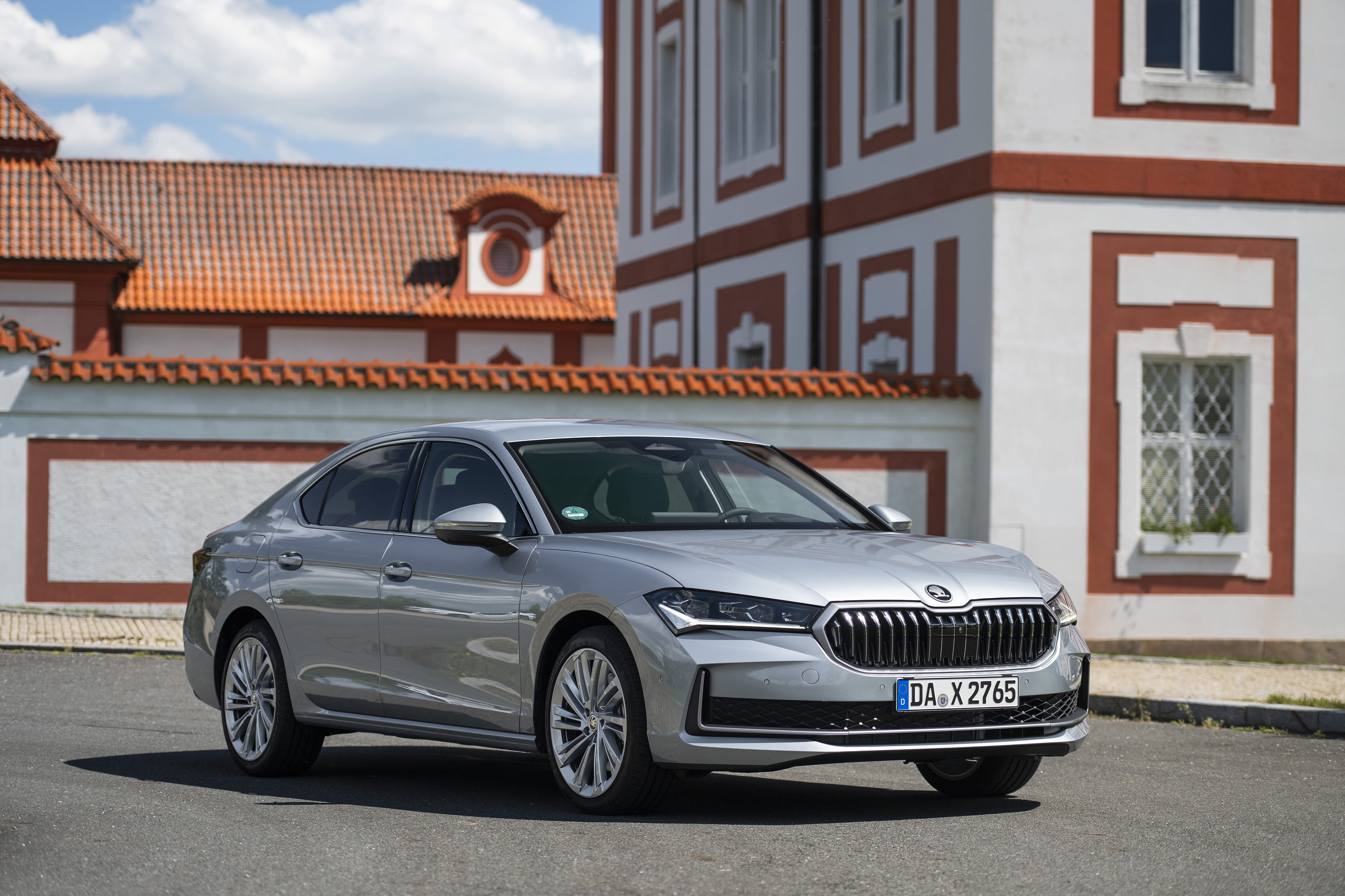 Skoda Superb Front Right Three Quarter Image – Superb Photos in India ...