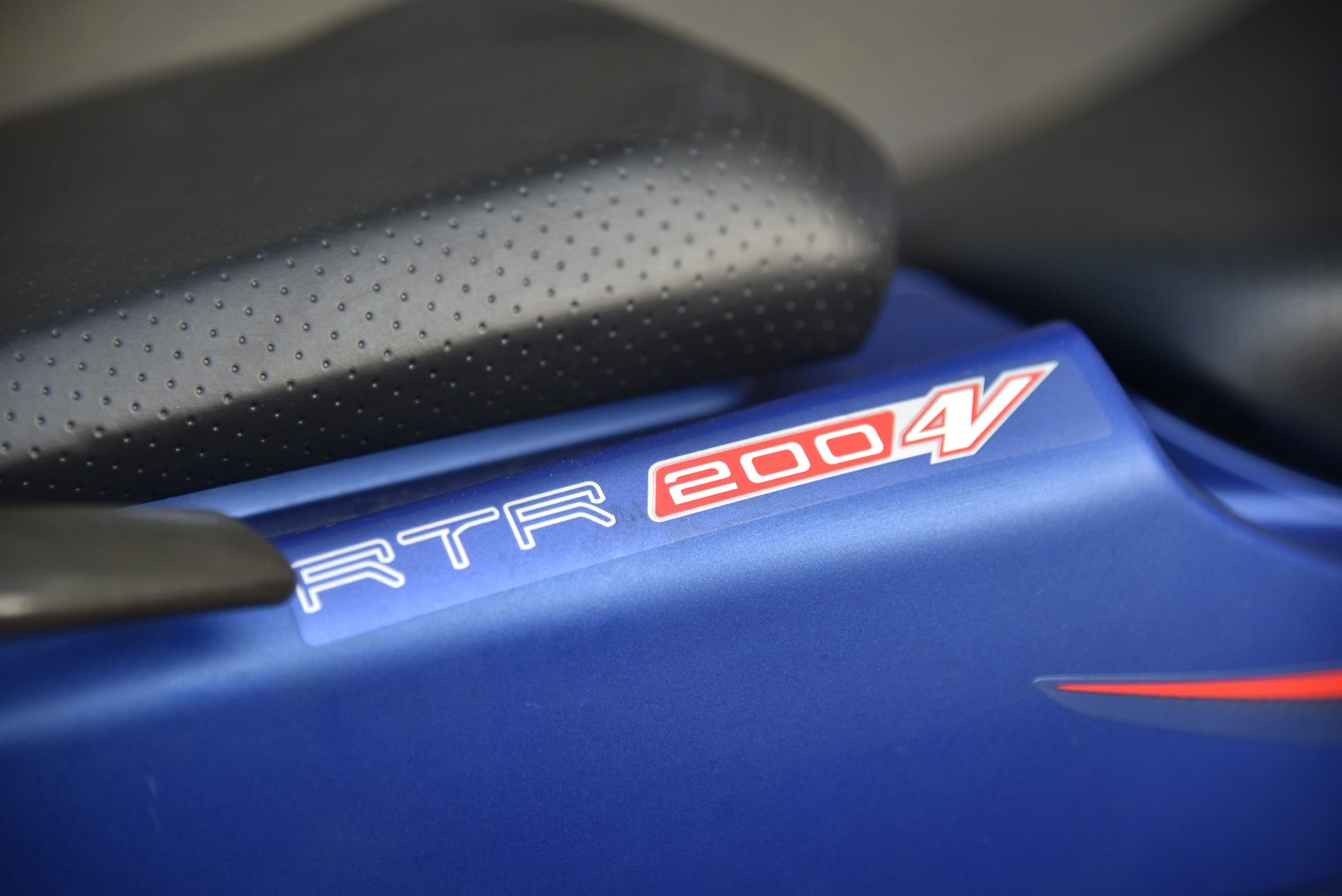 TVS Apache RTR 200 4V Fuel Tank Shot Image – Apache RTR 200 4V Photos ...