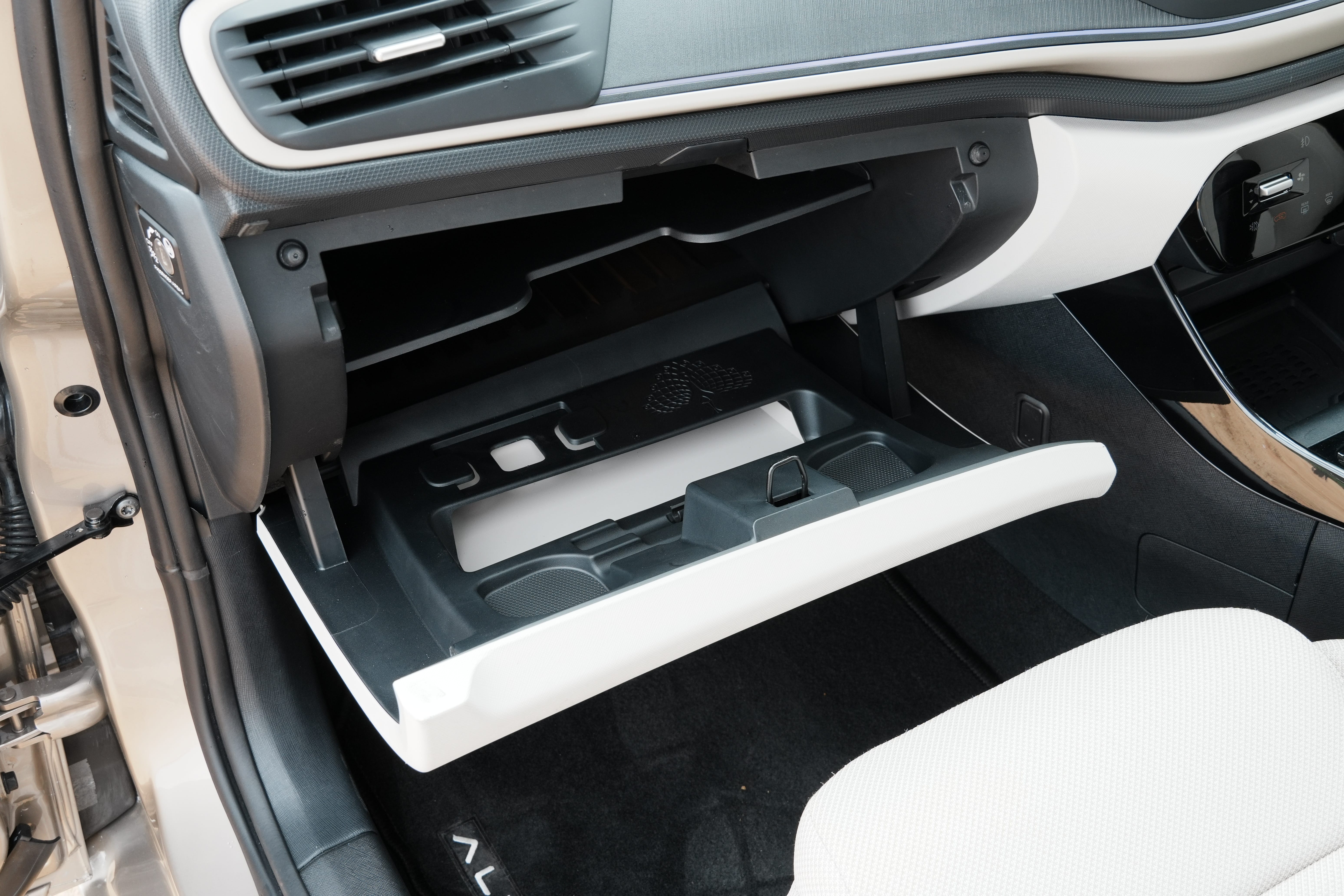 Tata Altroz Glove Box Image – Altroz Photos in India | Autocar India