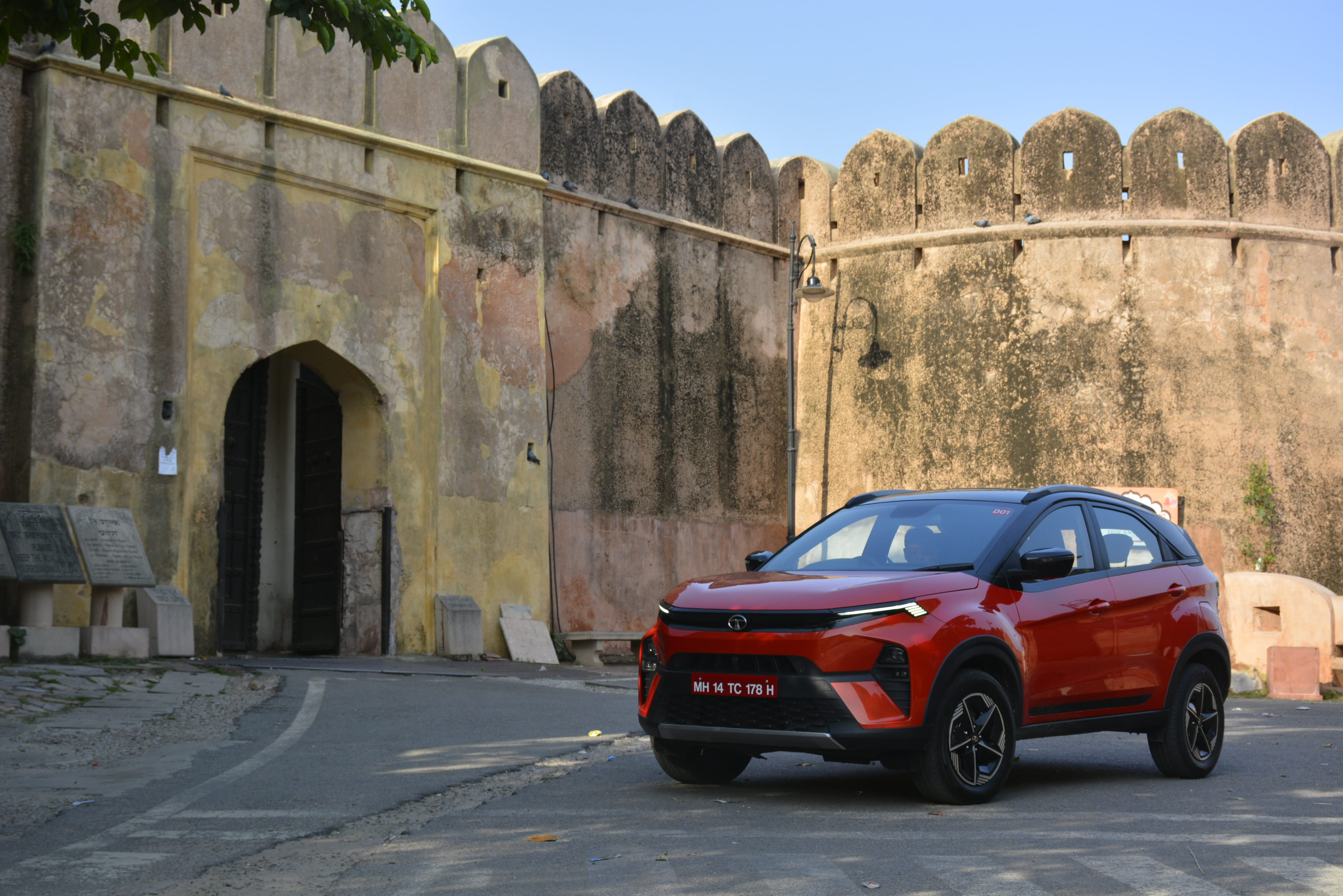 Tata Nexon cng-smart-plus-s-mt On-Road Price – Features, Specs & Images ...