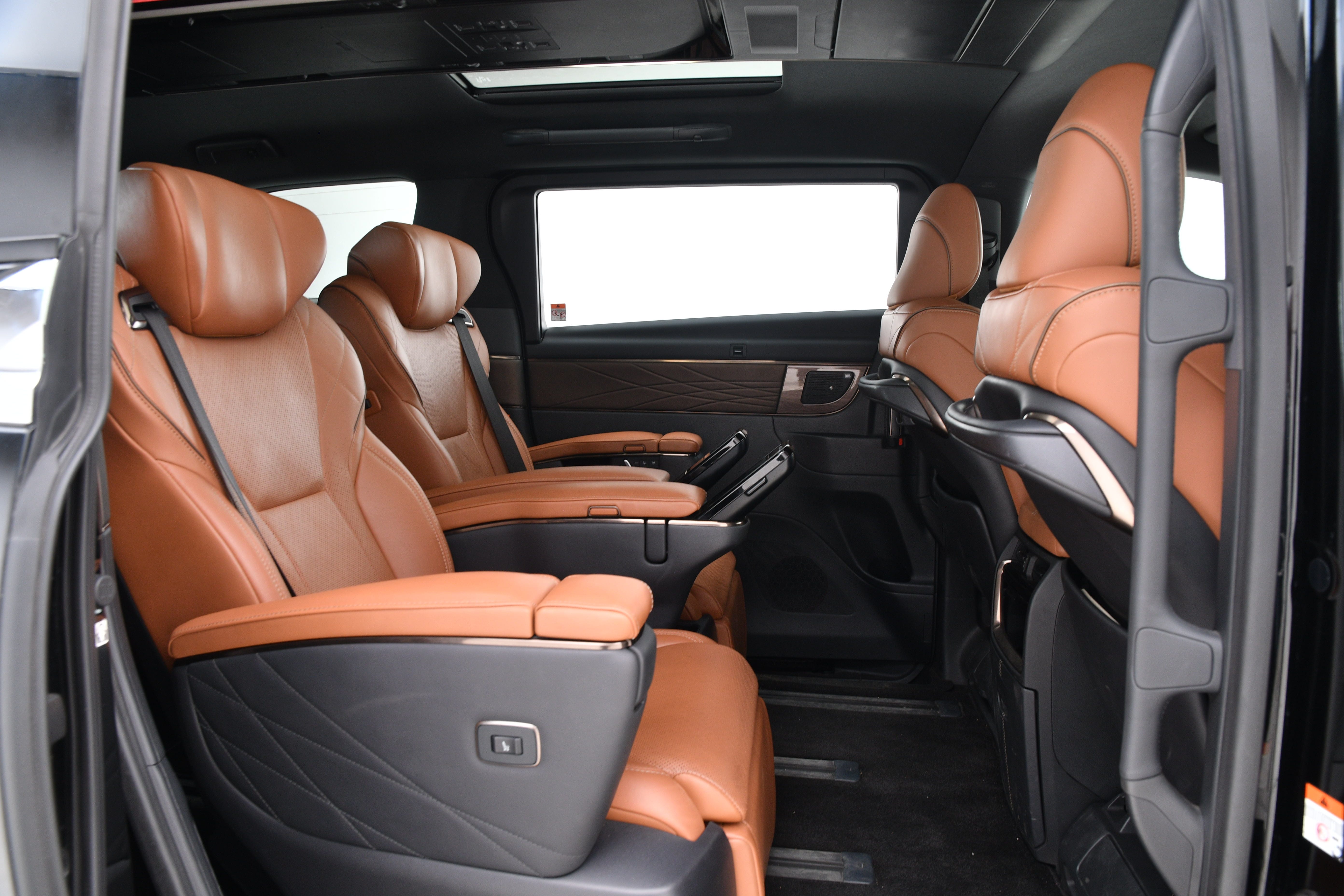 Toyota Vellfire Second Row Seats Image – Vellfire Photos in India ...