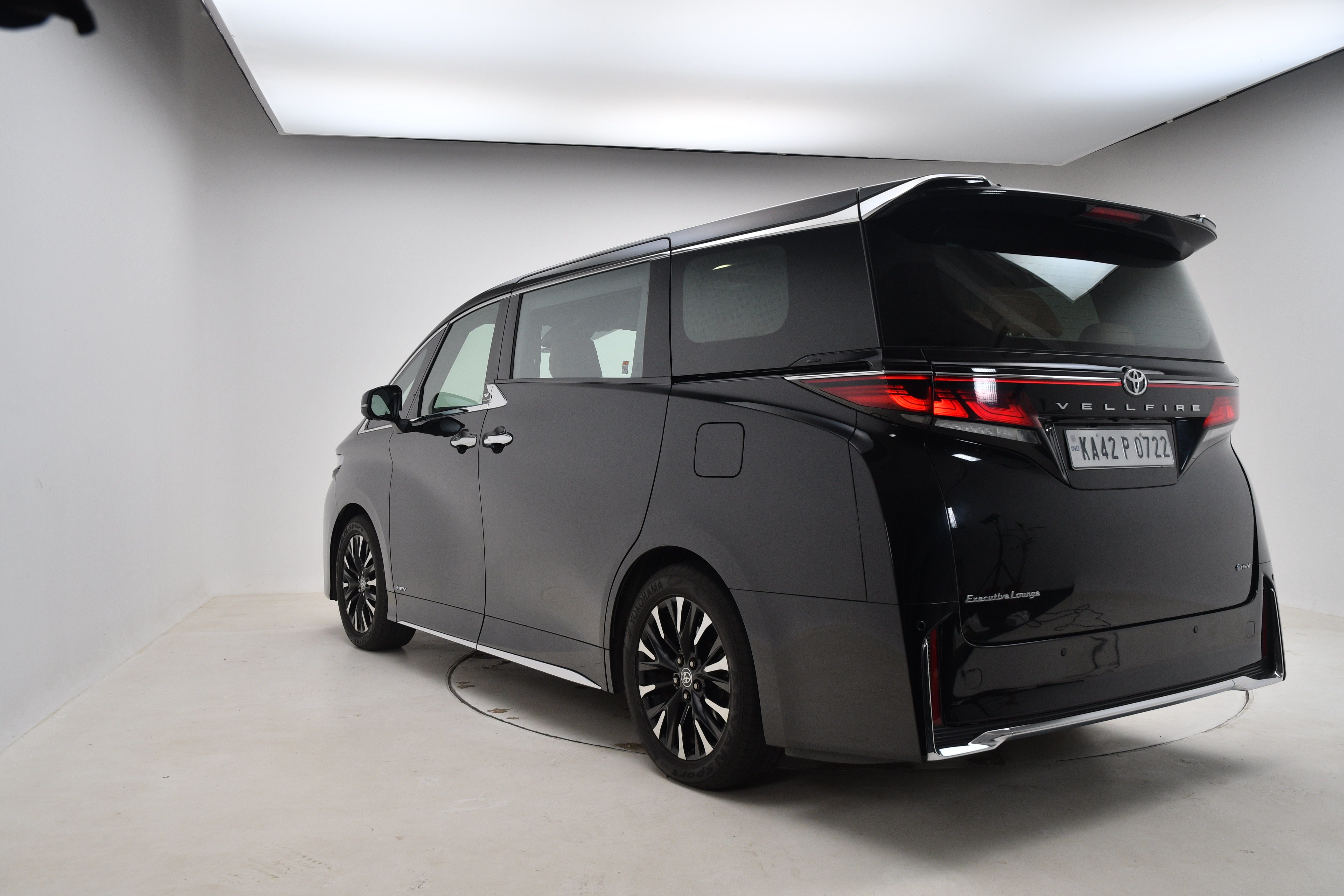 Toyota Vellfire Front Right Three Quarter Image – Vellfire Photos in ...