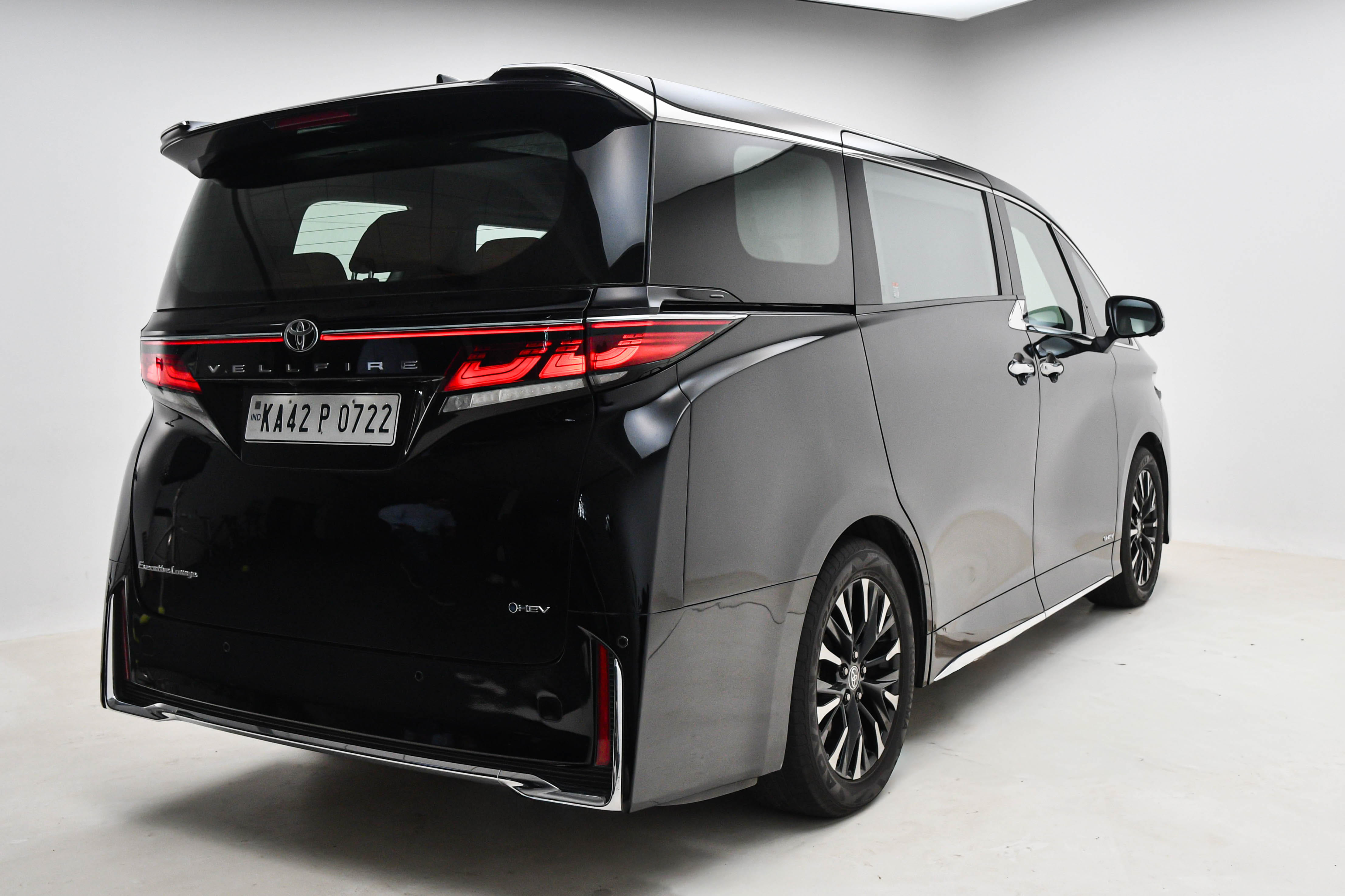 Toyota Vellfire Rear View Image – Vellfire Photos in India | Autocar India