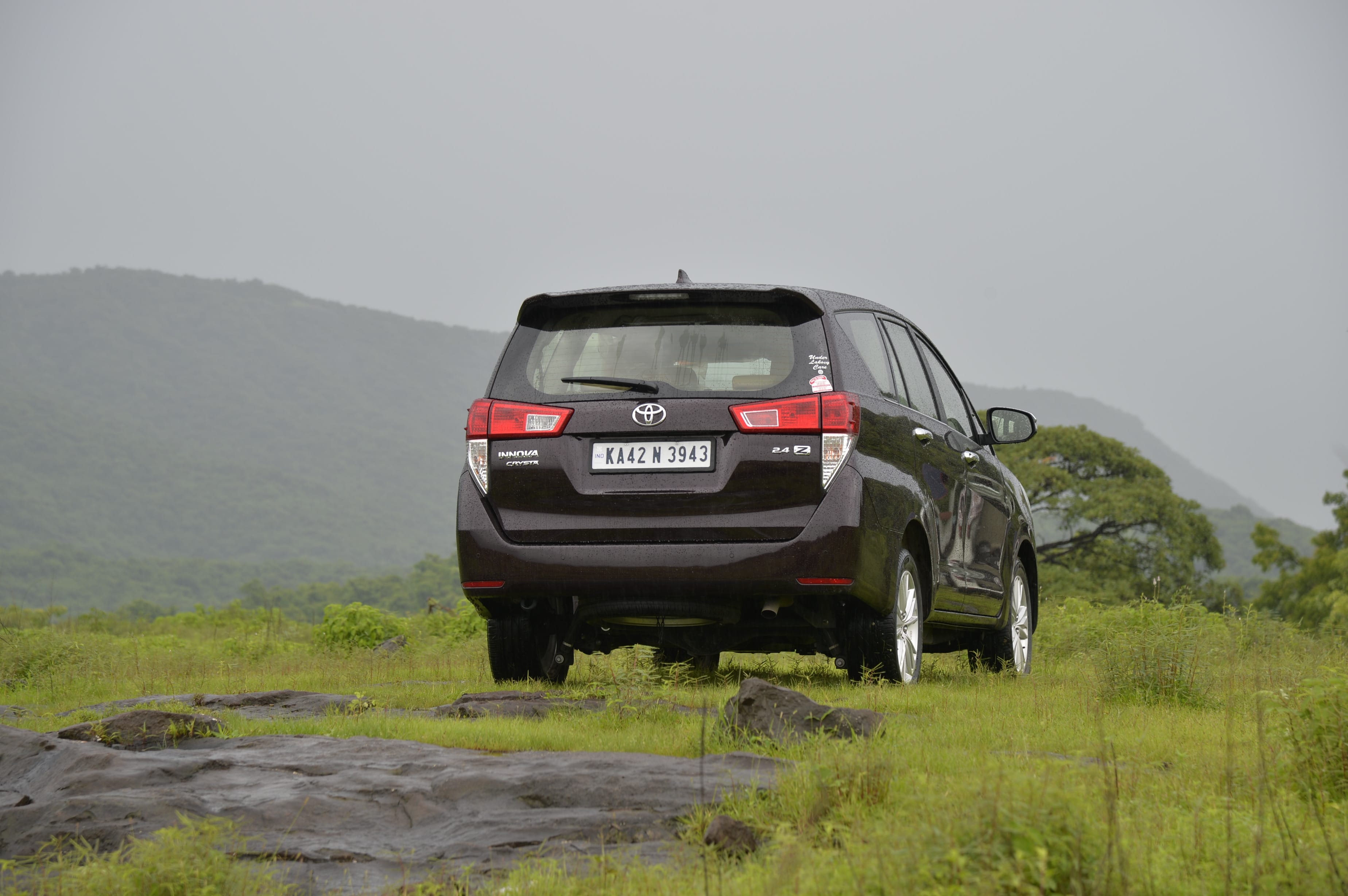 Toyota Innova Crysta Rear View Image – Innova Crysta Photos in India ...
