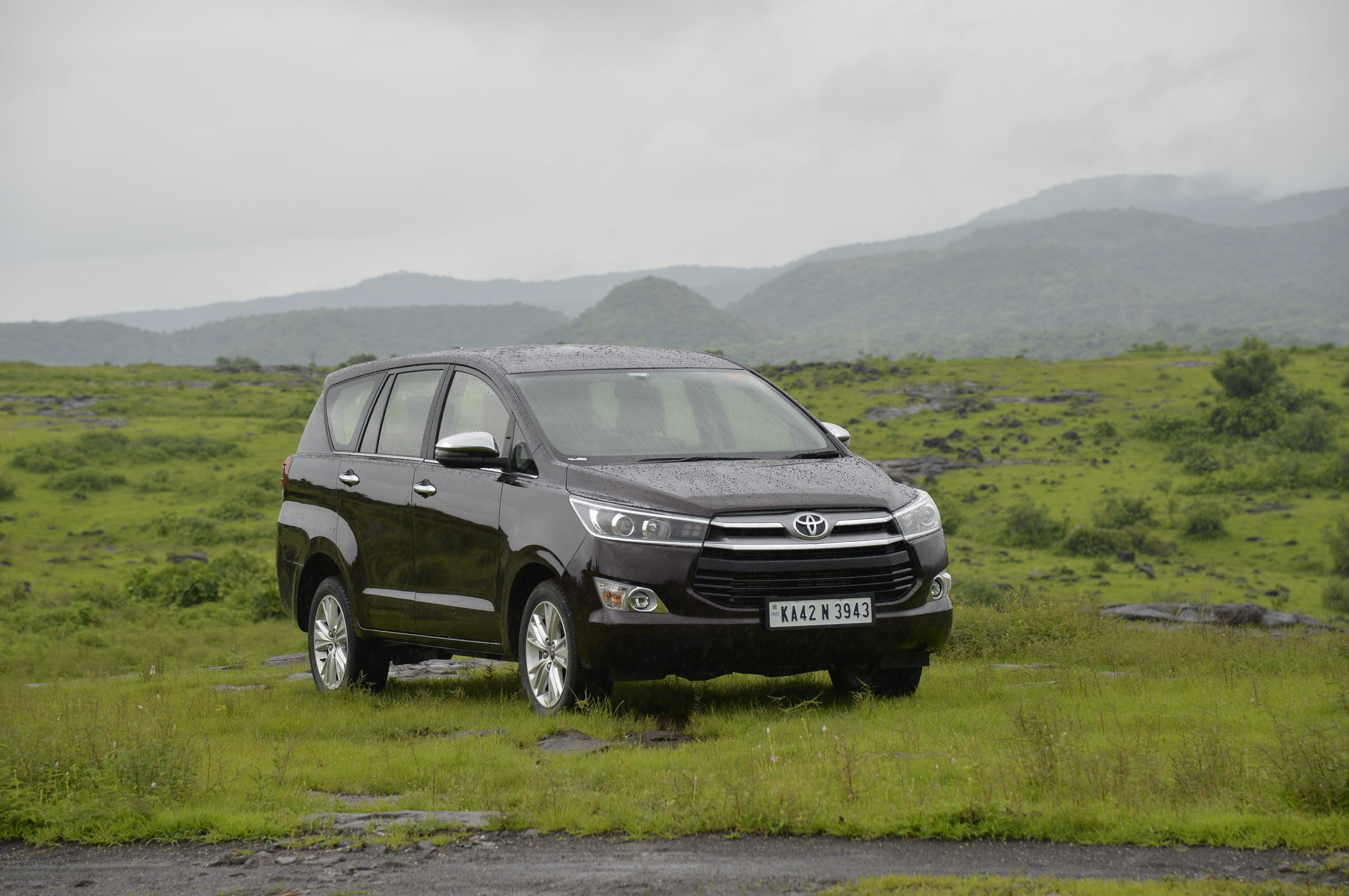 Toyota Innova Crysta Front Right Three Quarter Image – Innova Crysta ...