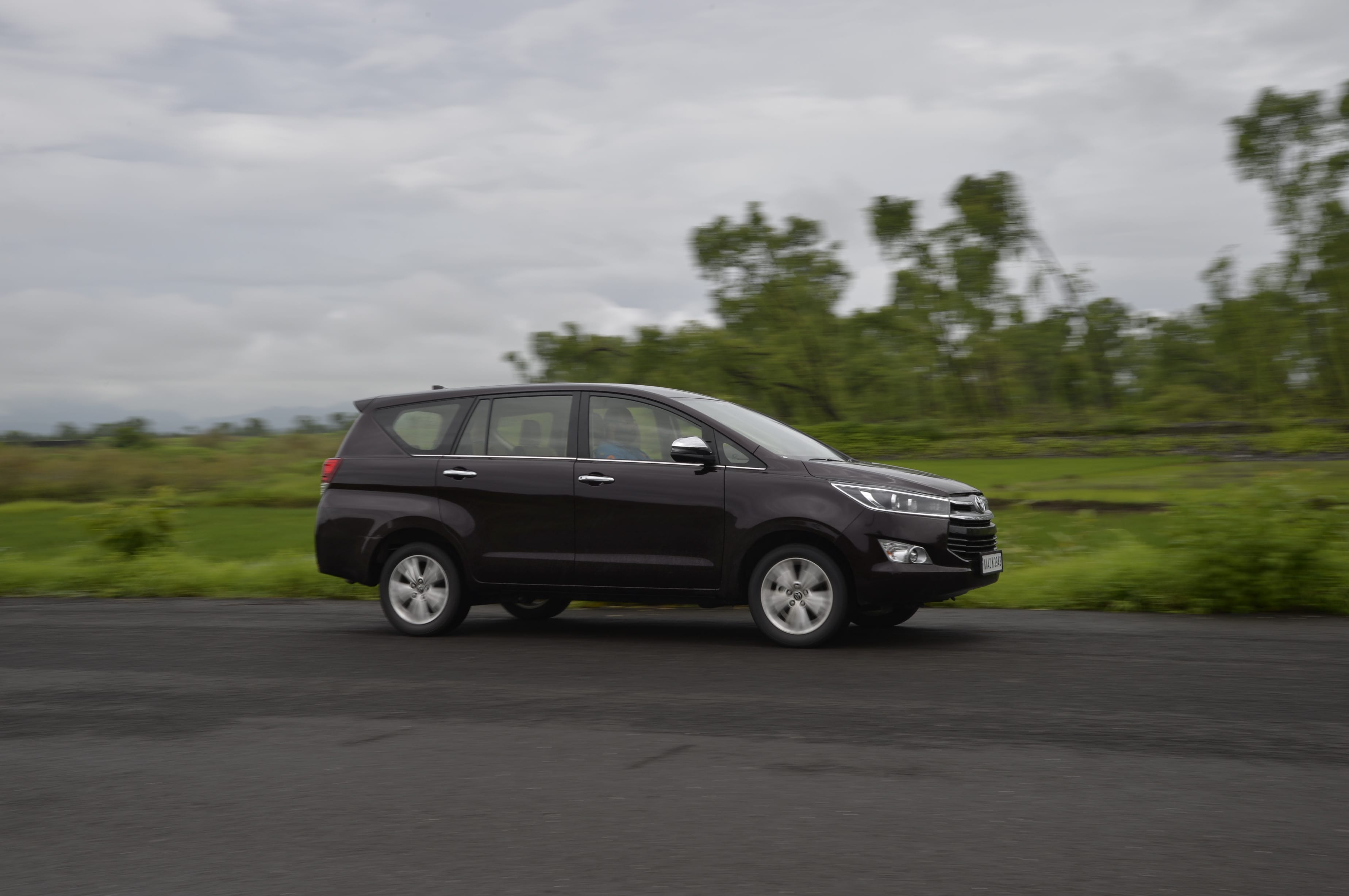 Toyota Innova Crysta Alloy Wheels Image – Innova Crysta Photos in India ...