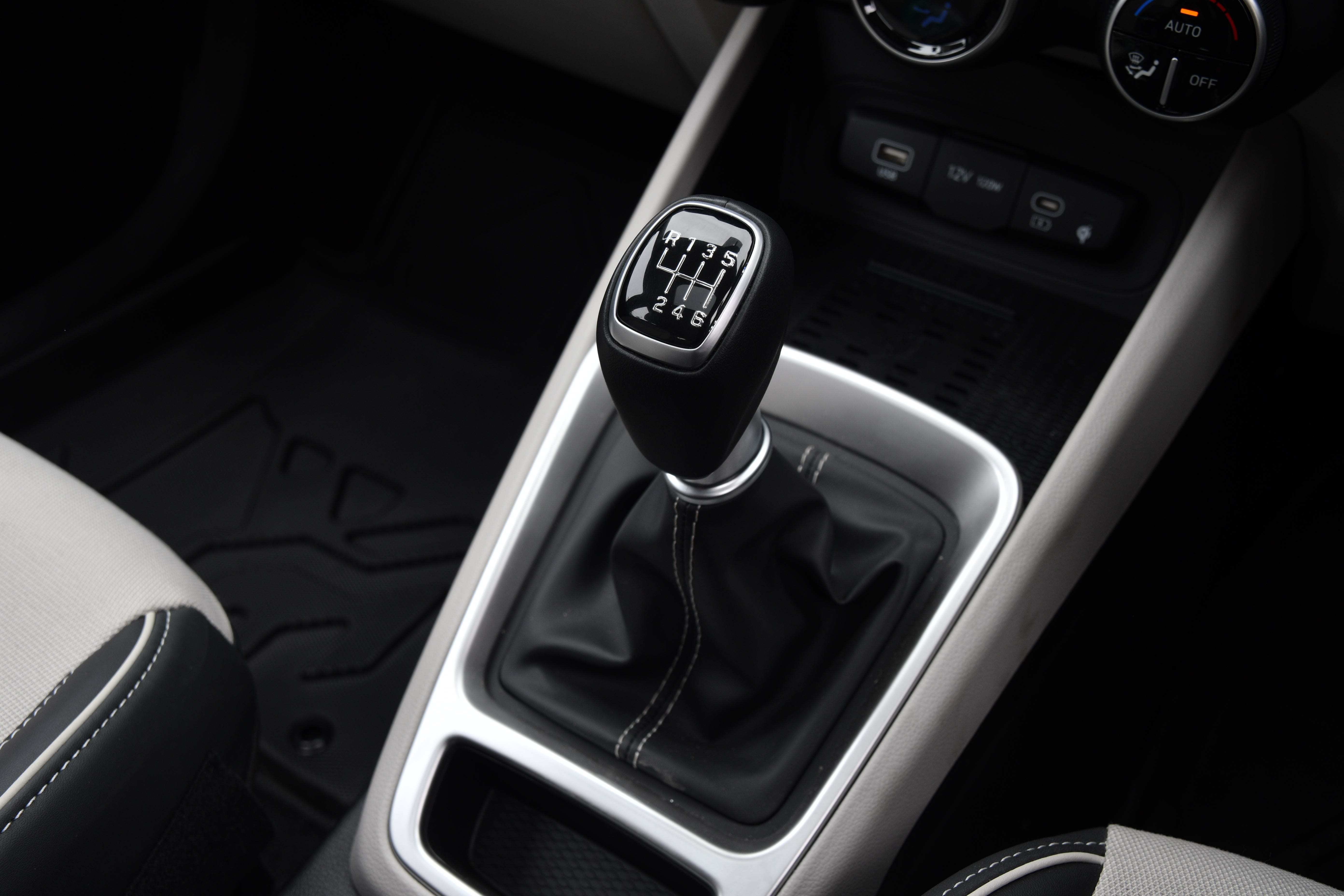 Hyundai Venue Gear Box Image – Venue Photos in India | Autocar India