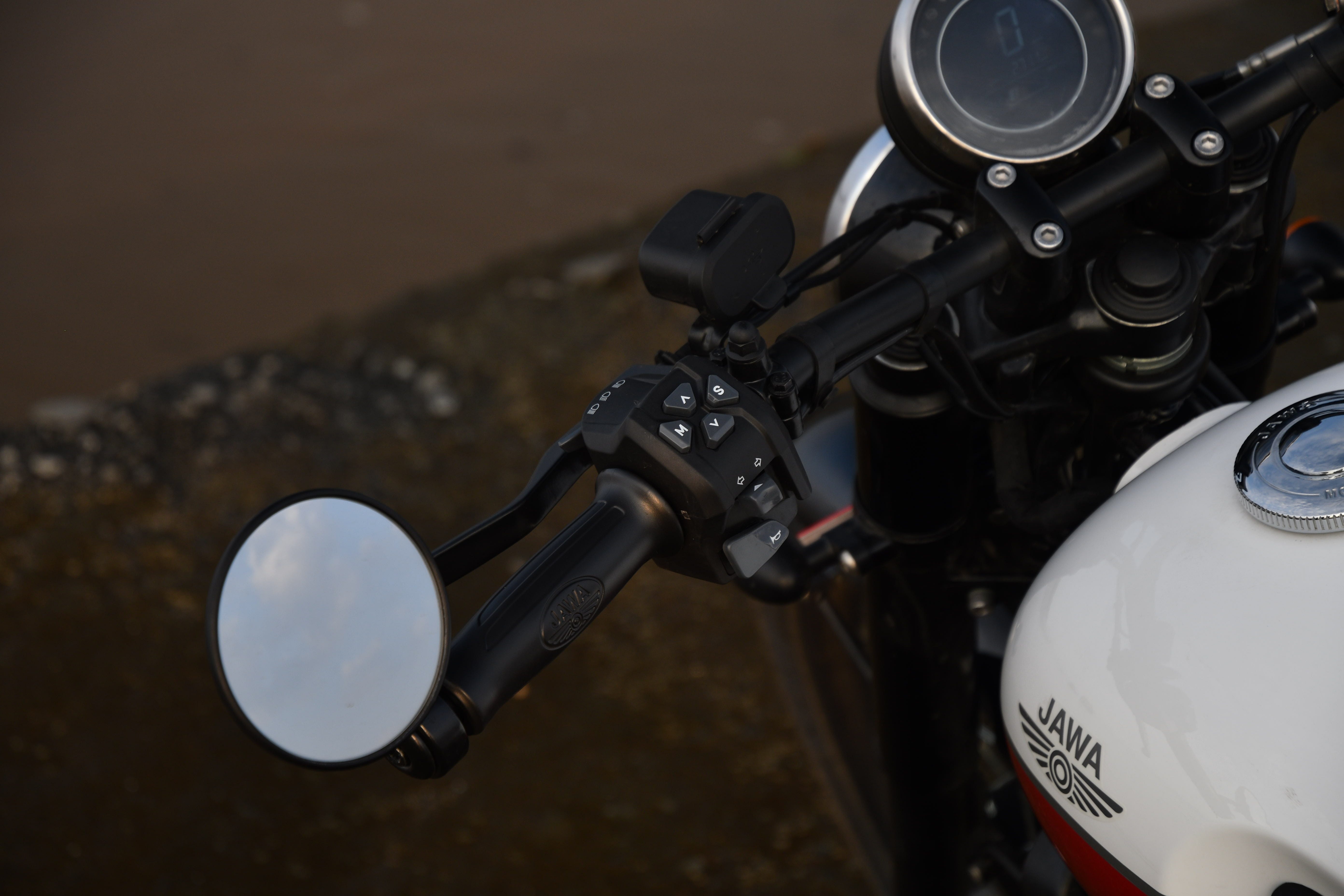 Jawa 42 Bobber Color Black Image – 42 Bobber Photos in India | Autocar ...