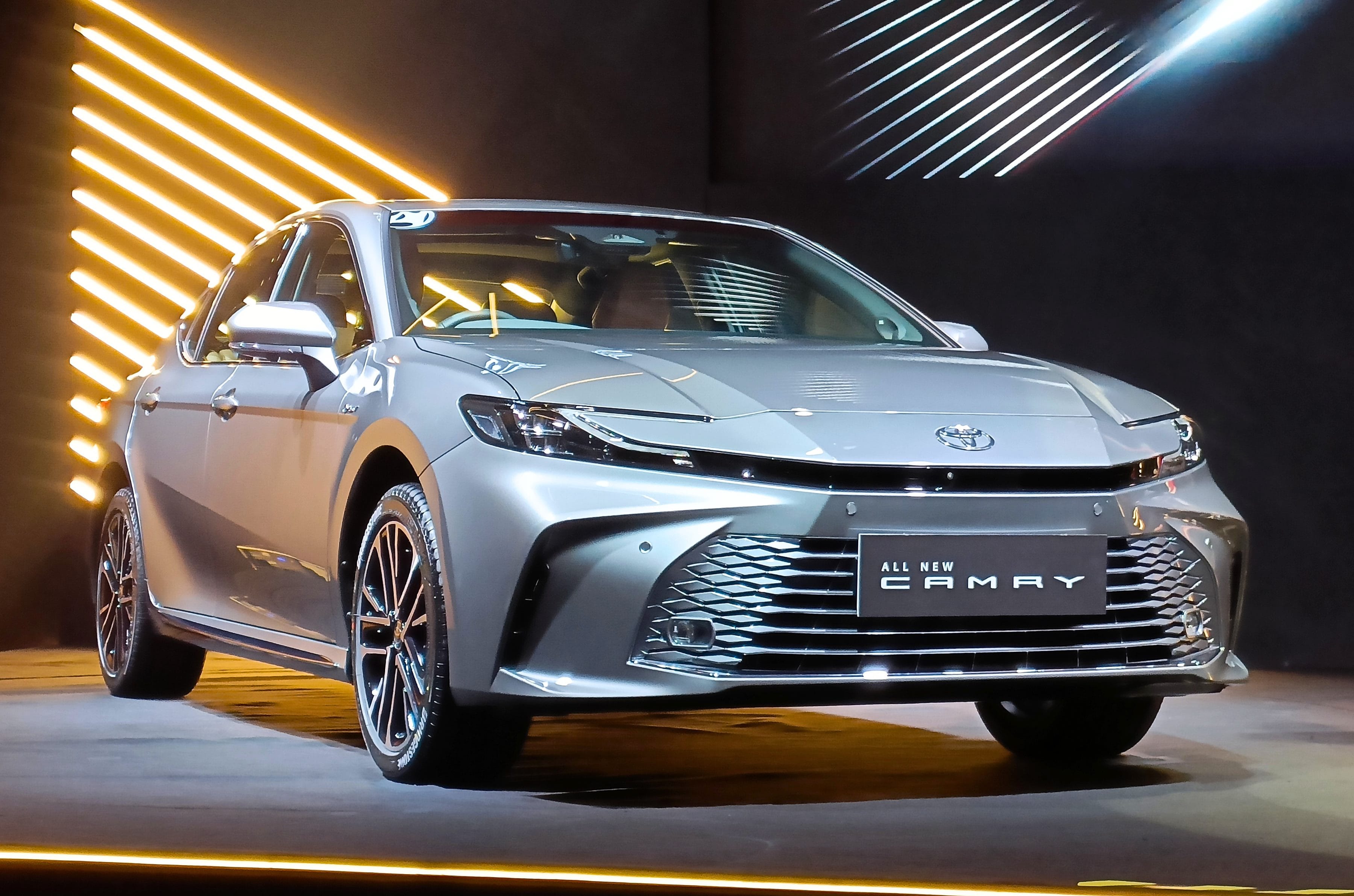 Toyota Camry India price, new model launched, features, engine, hybrid ...