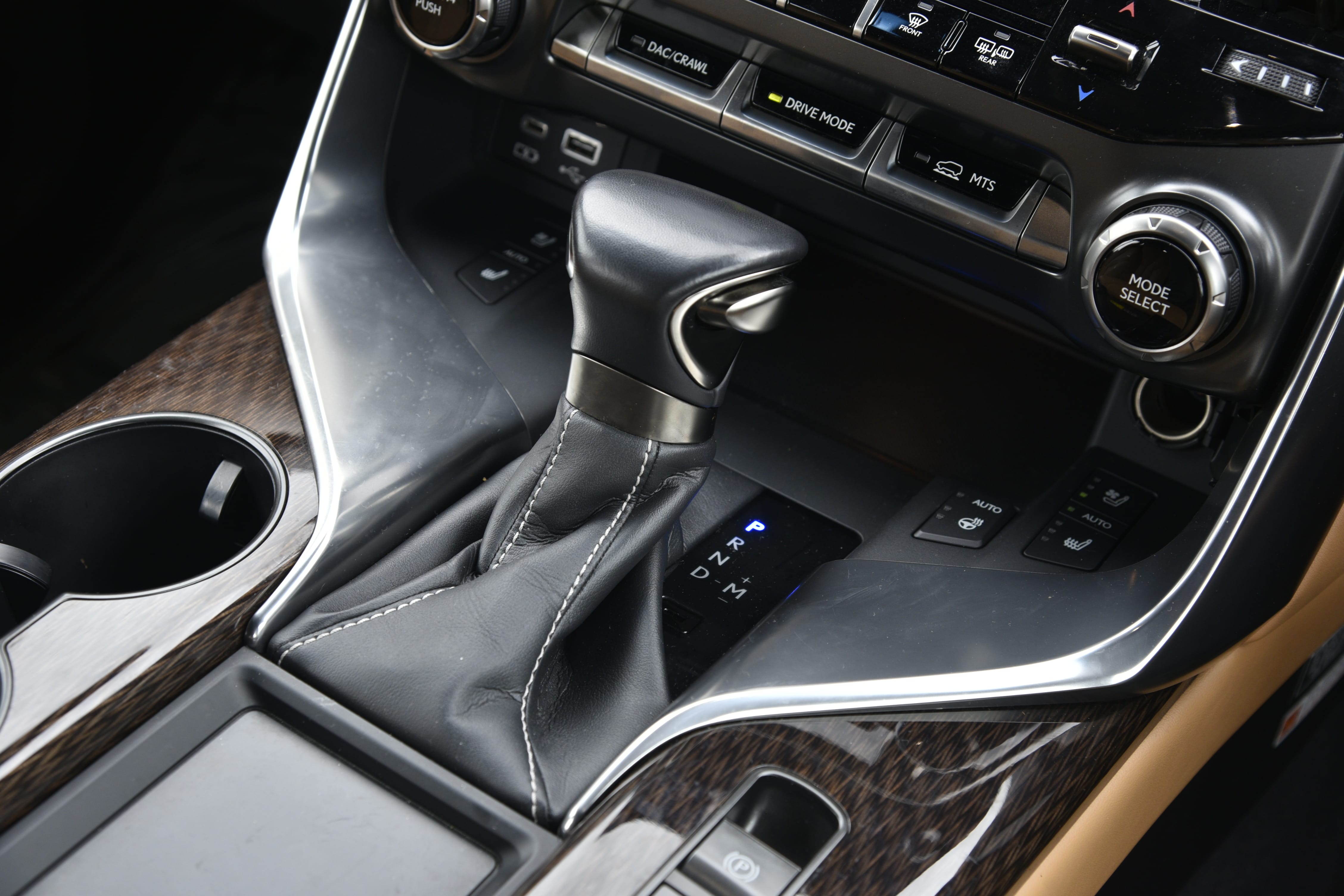 Lexus LX Console Storage Image – LX Photos in India | Autocar India