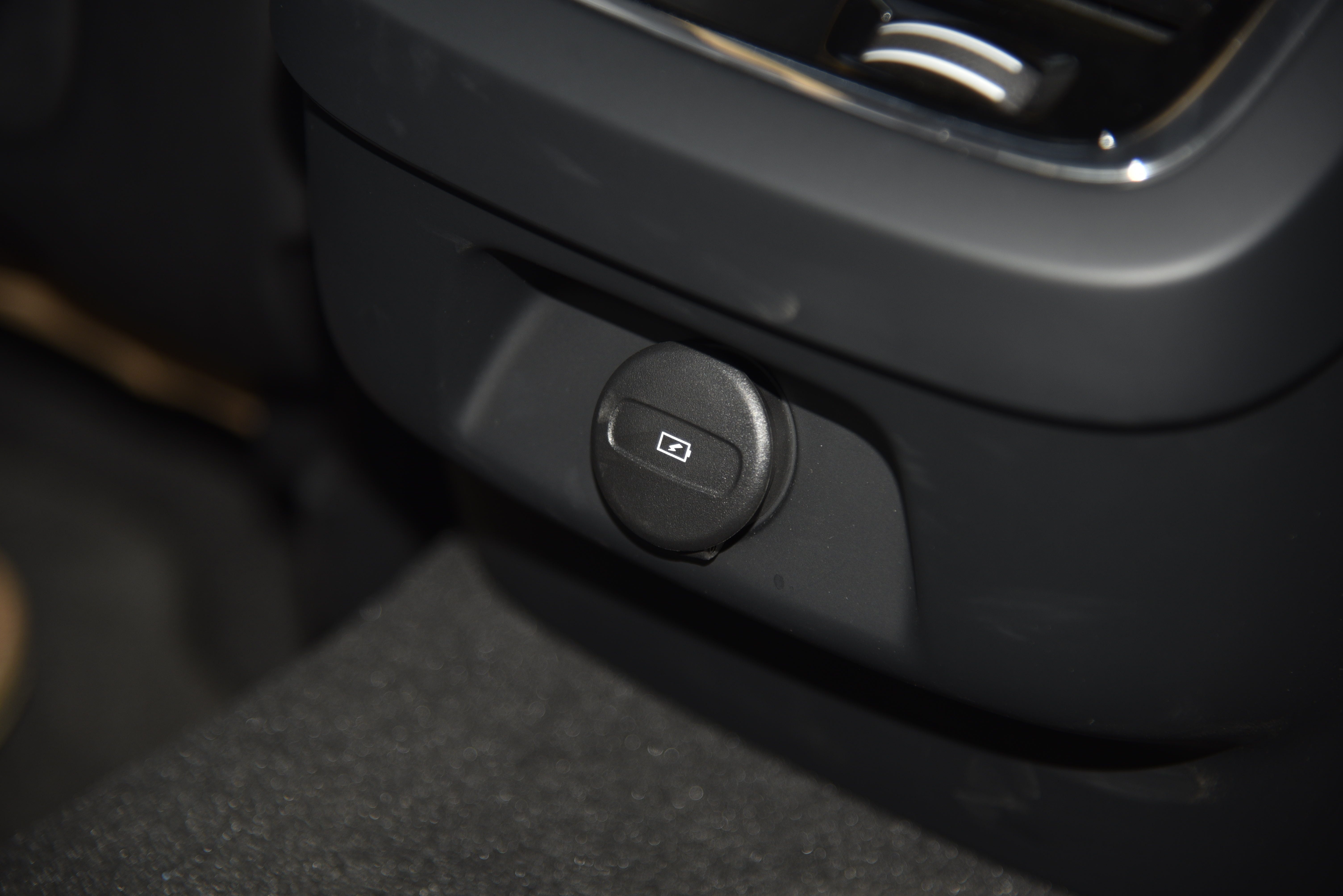 Volvo S90 12V Front Power Outlet Image – S90 Photos in India | Autocar ...